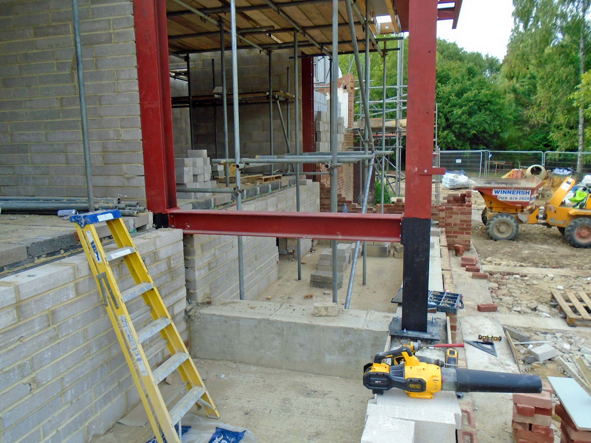 Steel framed extension to house on bank of Thames – OMK